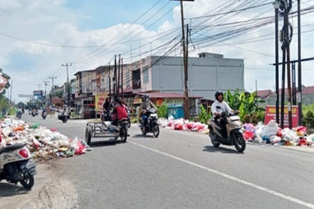 RIAUPAGI.com | PT EPP Janji Tumpukan Sampah Dituntaskan, DLHK Pekanbaru: Kinerjanya Lebih ...